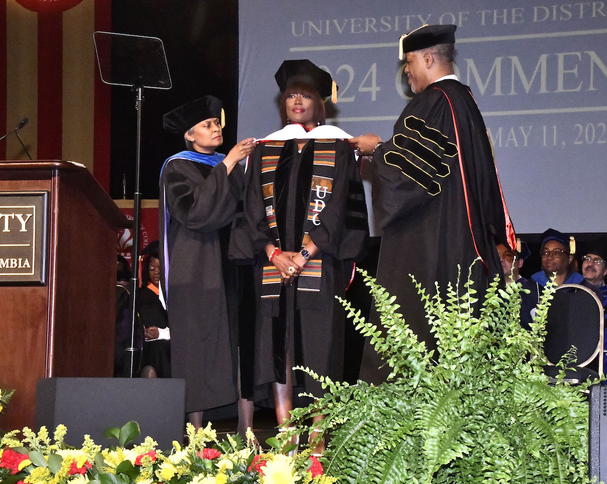 Rashida Jones addresses UDC graduates on life's purpose - The ...