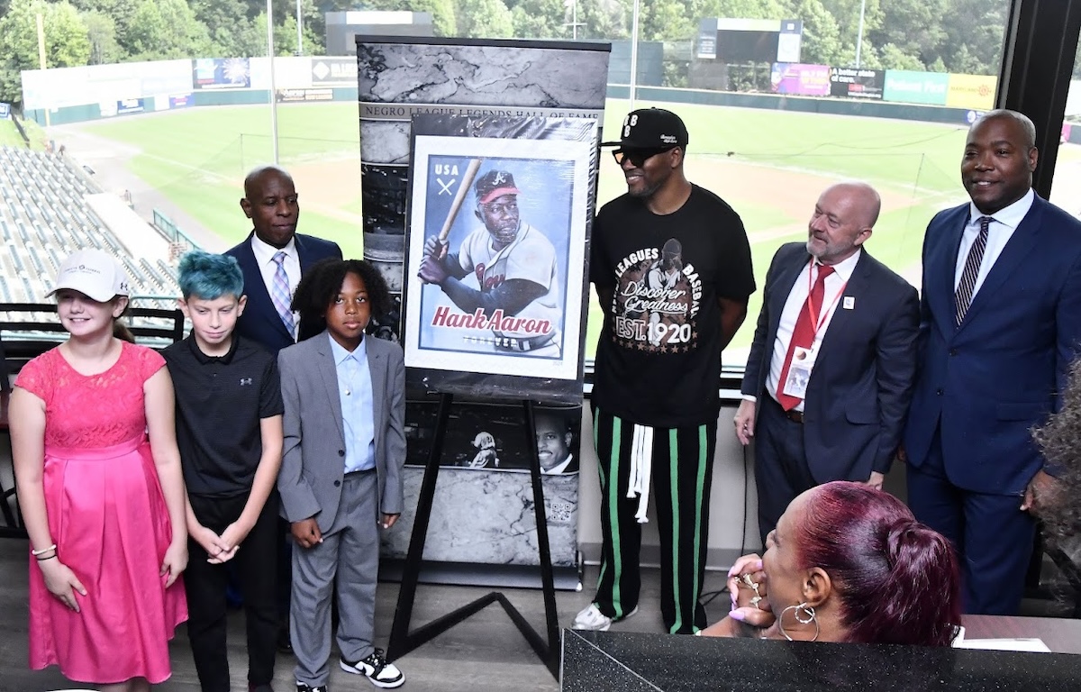 Hank Aaron honored with stamp by NLLHOF and USPS - The Washington Informer
